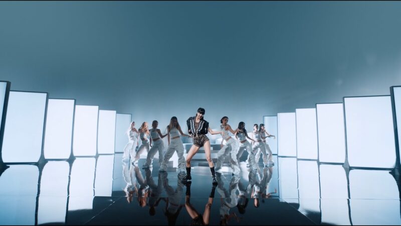 Lisa BLACKPINK merilis MV penampilan panggung spesial untuk "ROCKSTAR ...